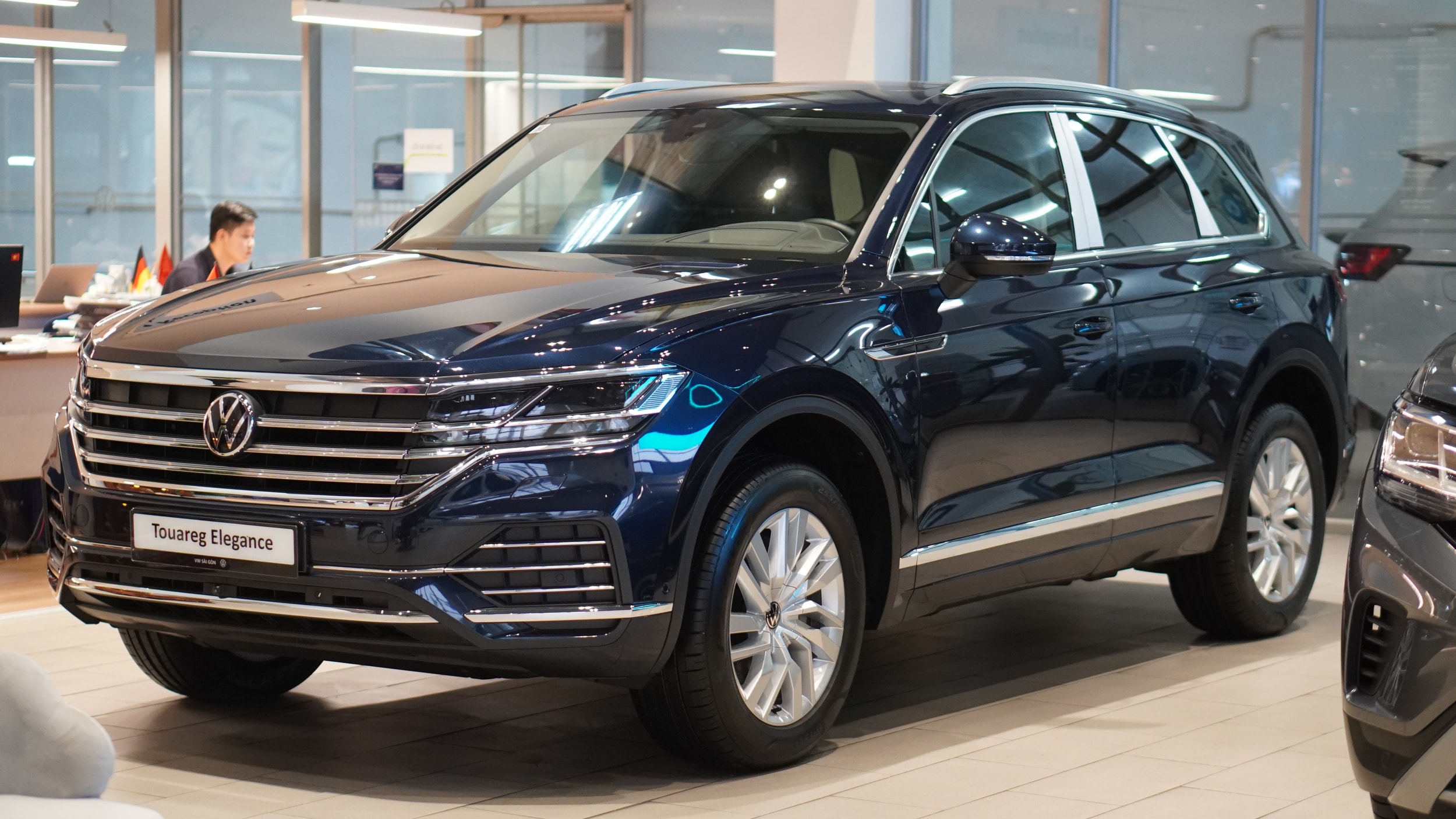 Volkswagen Touareg giảm giá đến 330 triệu đồng