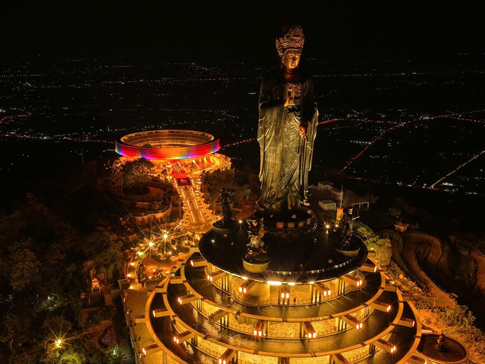 Núi Bà Đen: Chiêm bái tôn tượng Đức Phật Câu Na Hàm Mâu Ni dát vàng 24k ...