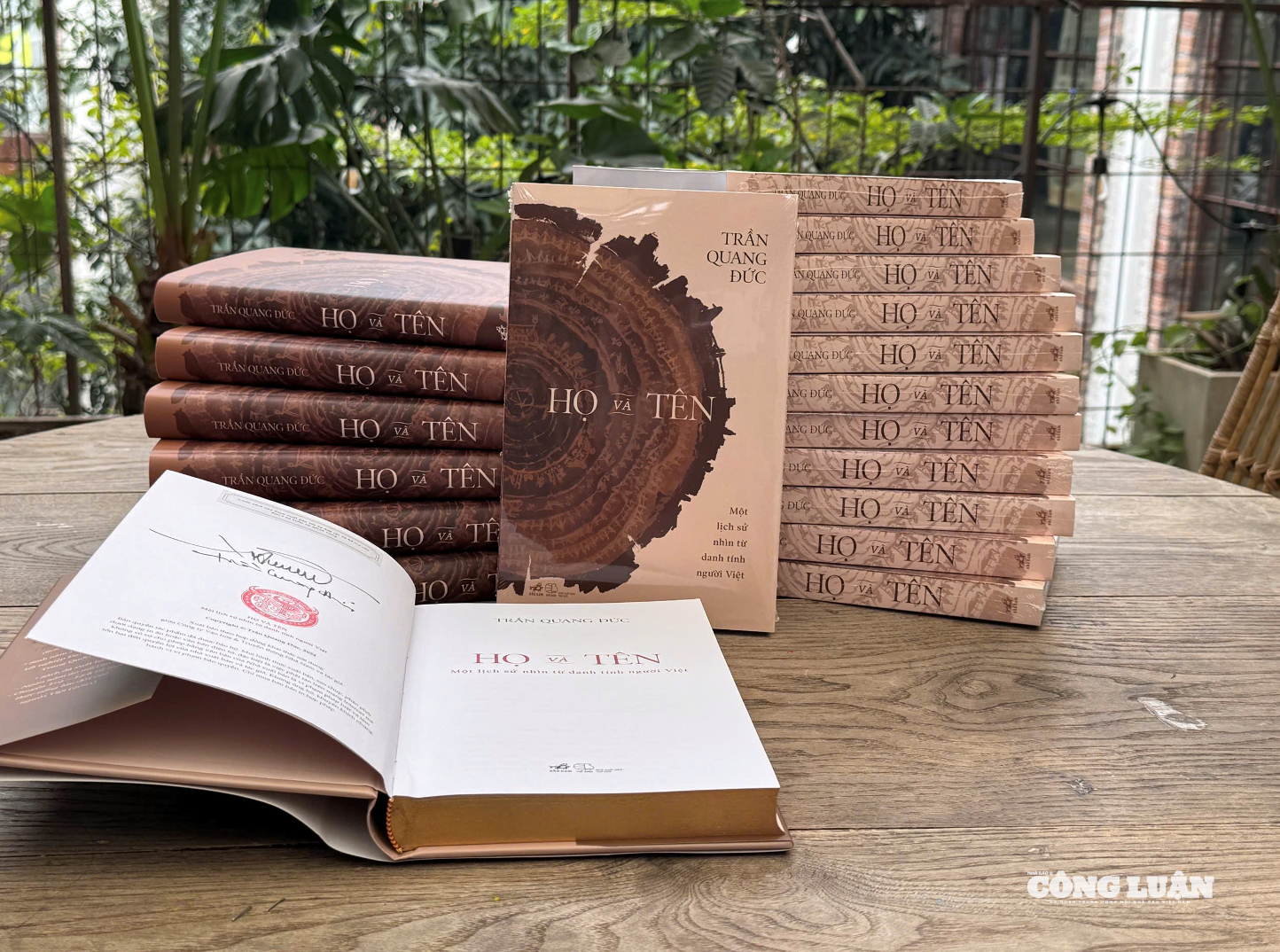 'Nama Lengkap' - sebuah buku yang menceritakan kisah identitas Vietnam.