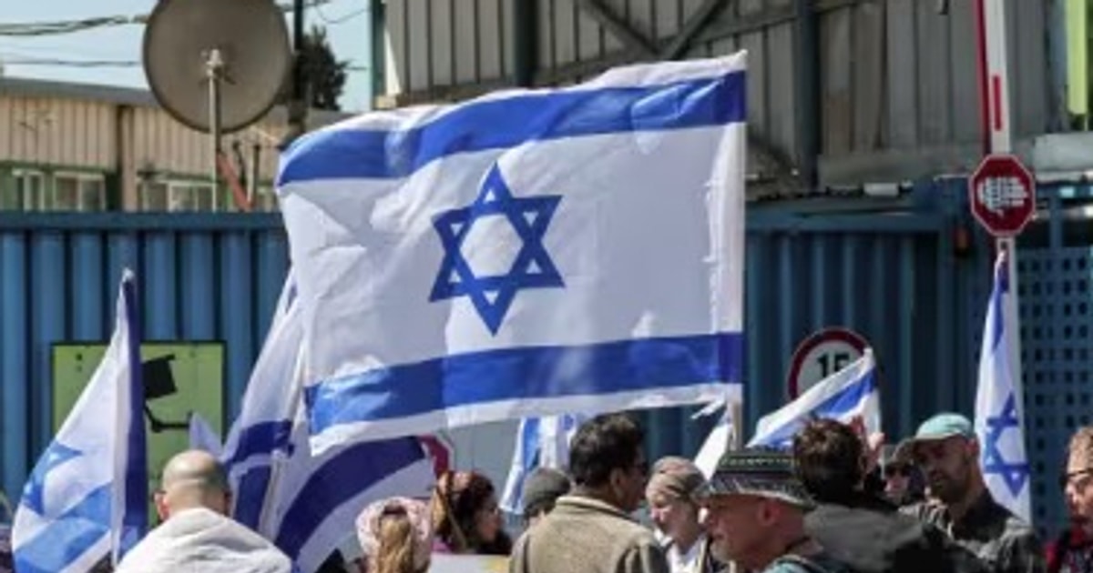 Người biểu tình Israel chặn đoàn xe nhân đạo tới Gaza, ném bỏ đồ viện ...