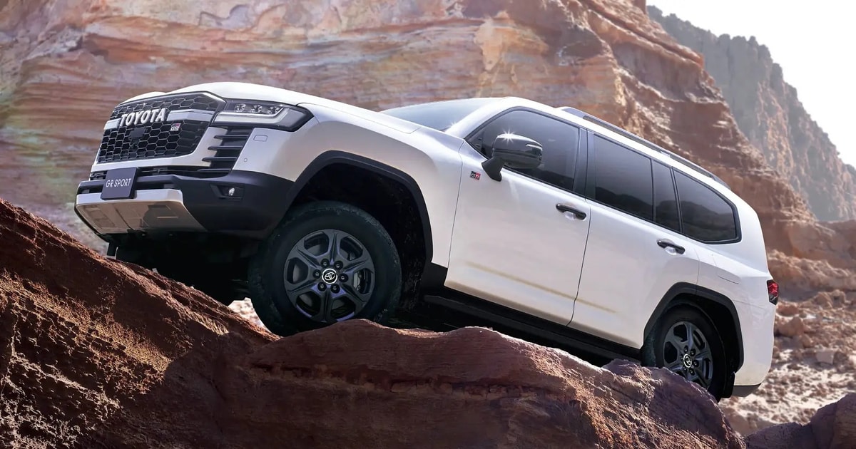 Hé lộ Toyota Land Cruiser 300 mới 2026: Màn hình gần gấp đôi, thêm công ...