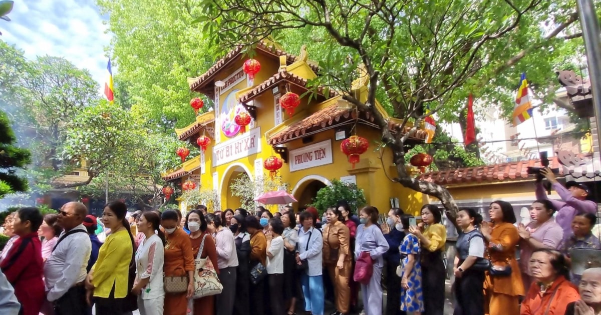 Đại lễ Phật đản: Hàng trăm người dân xếp hàng dâng hương tại Chùa Quán Sứ