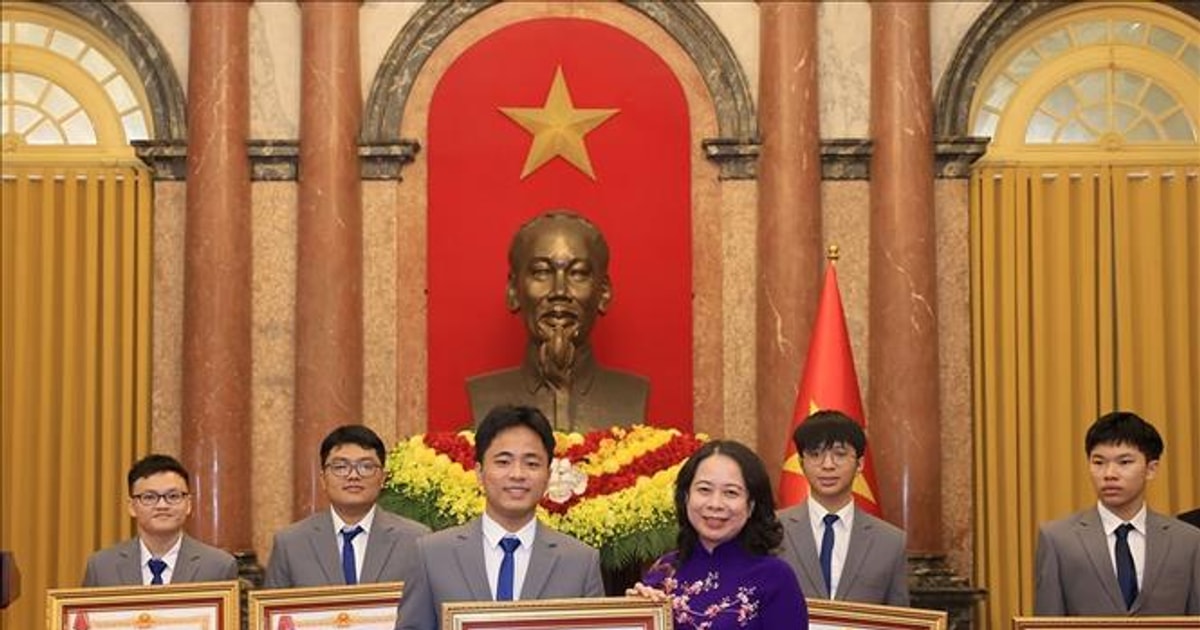 Phó Chủ tịch nước Võ Thị Ánh Xuân trao Huân chương Lao động cho học ...