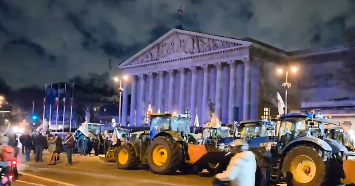 Nông dân Pháp lái hàng trăm máy kéo vào Paris để biểu tình